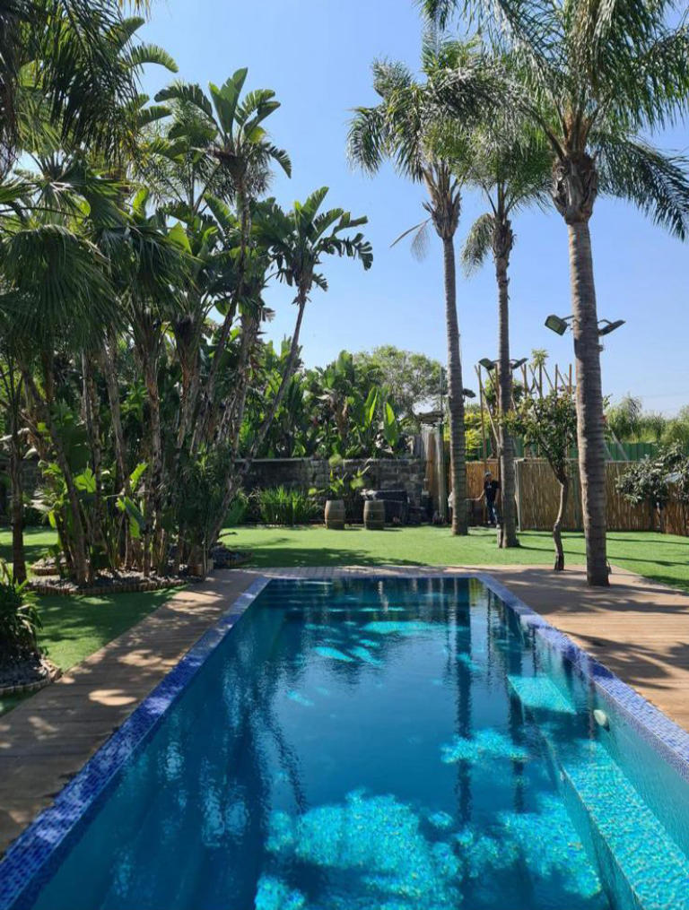 Sharon's pool party | Chillz